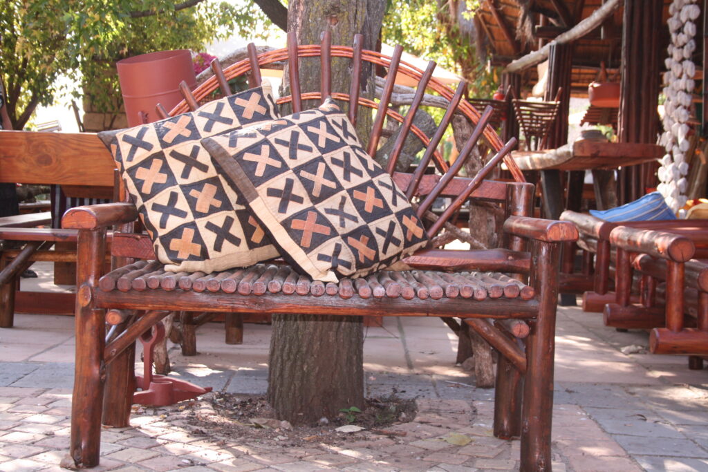 Latte Fan Bench – Rustic Timber